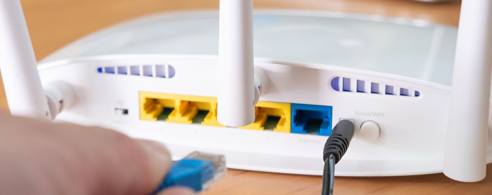 ルーターのLANポートとWANポートのどっちにケーブルを挿せば良い？違いを解説｜快適ネット生活情報メディア おうちネットプレス | NTTドコモ