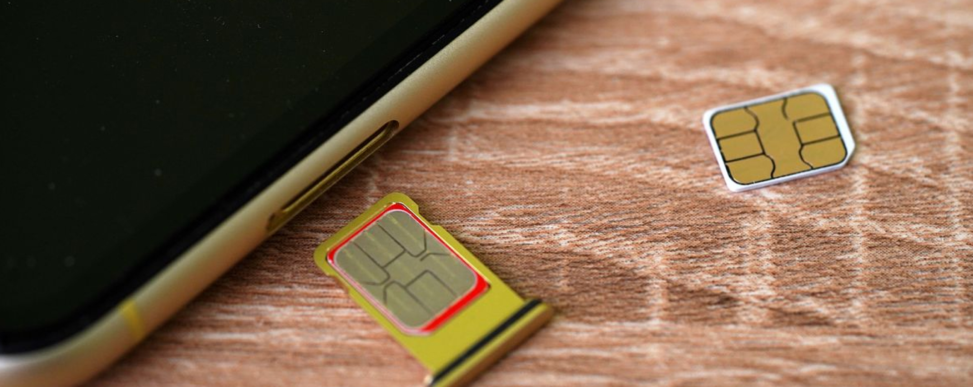 SIMカードの向きを確認するポイントは？着脱の手順や注意点をわかりやすく解説｜快適ネット生活情報メディア おうちネットプレス | NTTドコモ